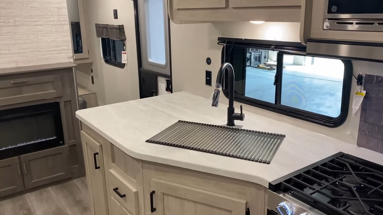 Improved Design & Still UNDER 29ft!! 2024 Catalina 243RBS Travel ...