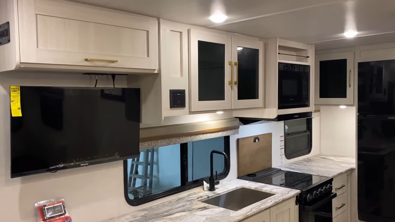 This Forest River RV is Only 25ft Long!! 2024 Surveyor 203RKLE Travel ...