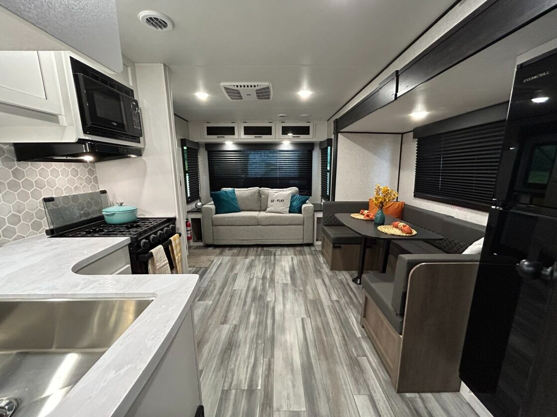 Wayfinder RV Go Play 26RLS: The Ultimate Camper for Couples?