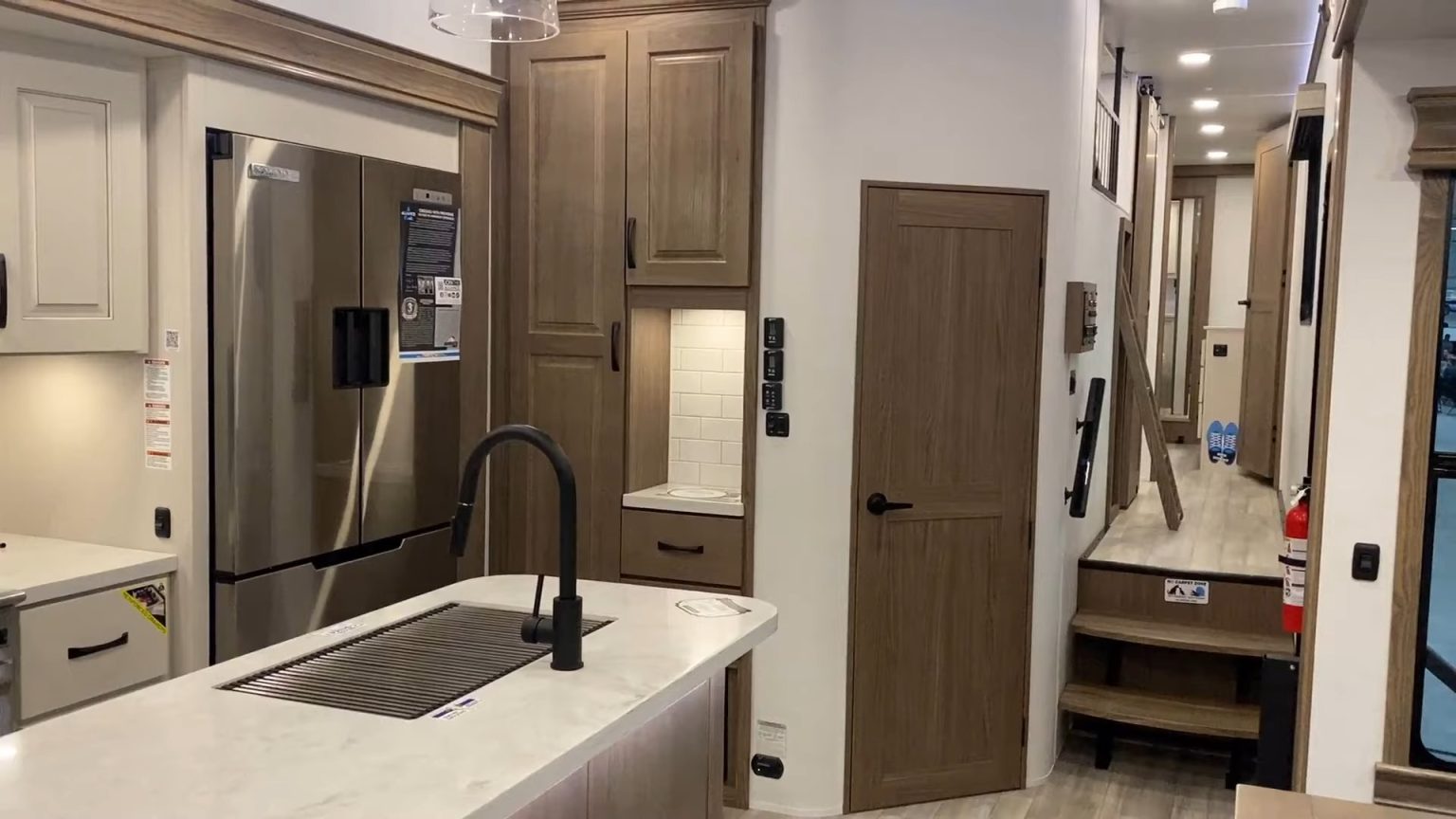 NEW Luxury RV with Multifunction Middle Flex Room! 2024 Paradigm 380MP ...