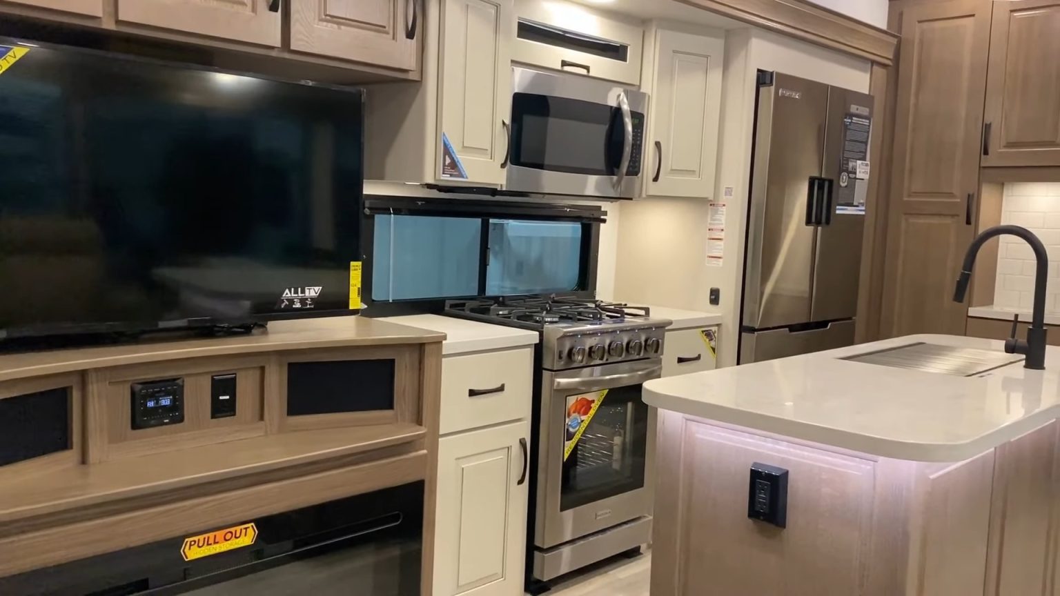 NEW Luxury RV with Multifunction Middle Flex Room! 2024 Paradigm 380MP ...