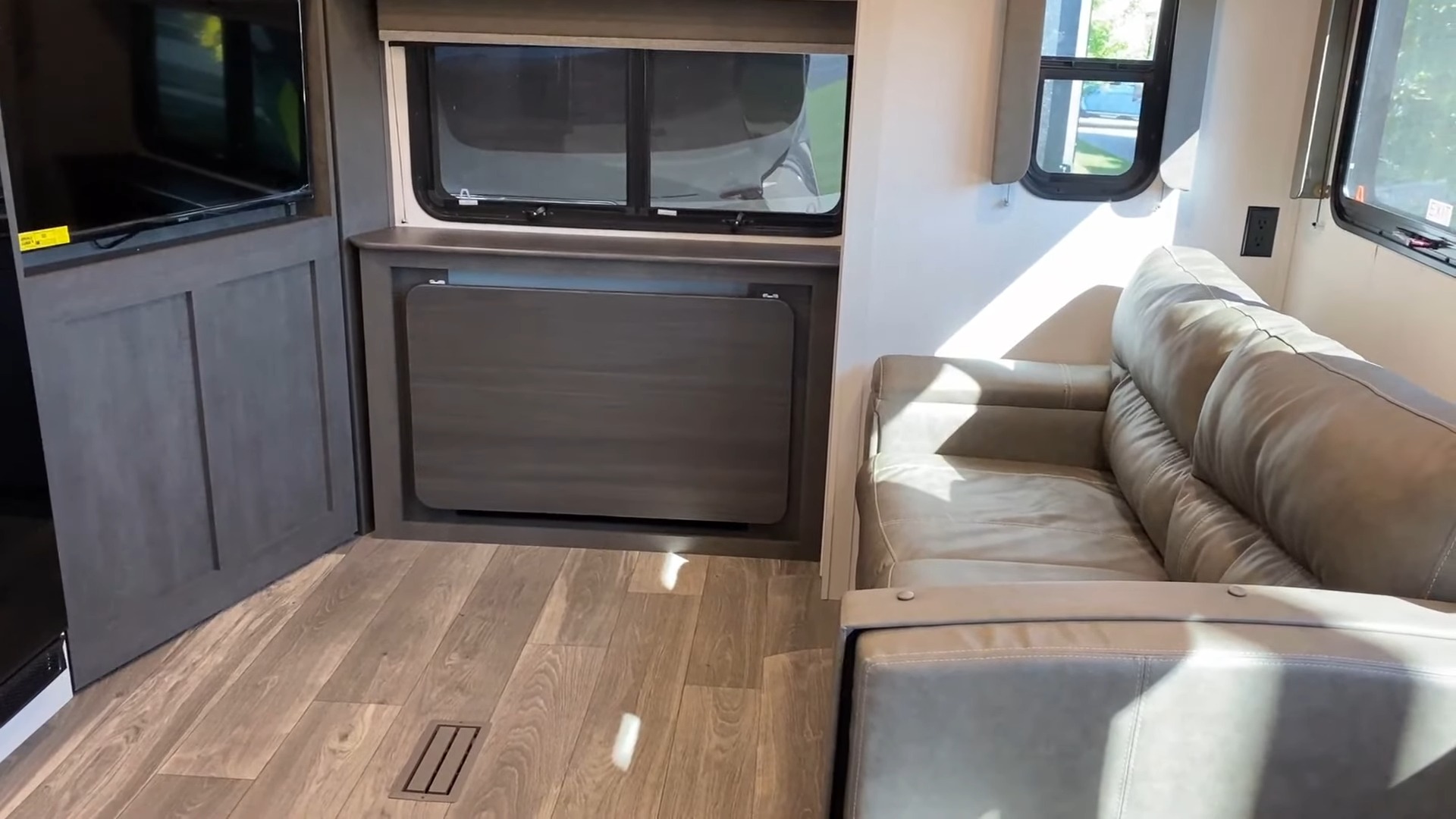 New Under 29ft Couples Fifth Wheel!! 2024 Cougar 2400RE by Keystone RV