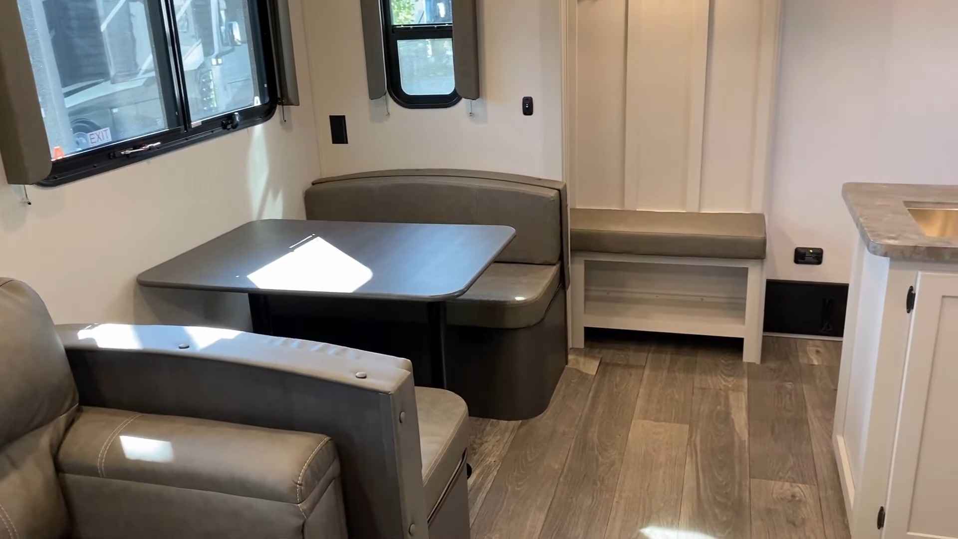 New Under 29ft Couples Fifth Wheel!! 2024 Cougar 2400RE by Keystone RV