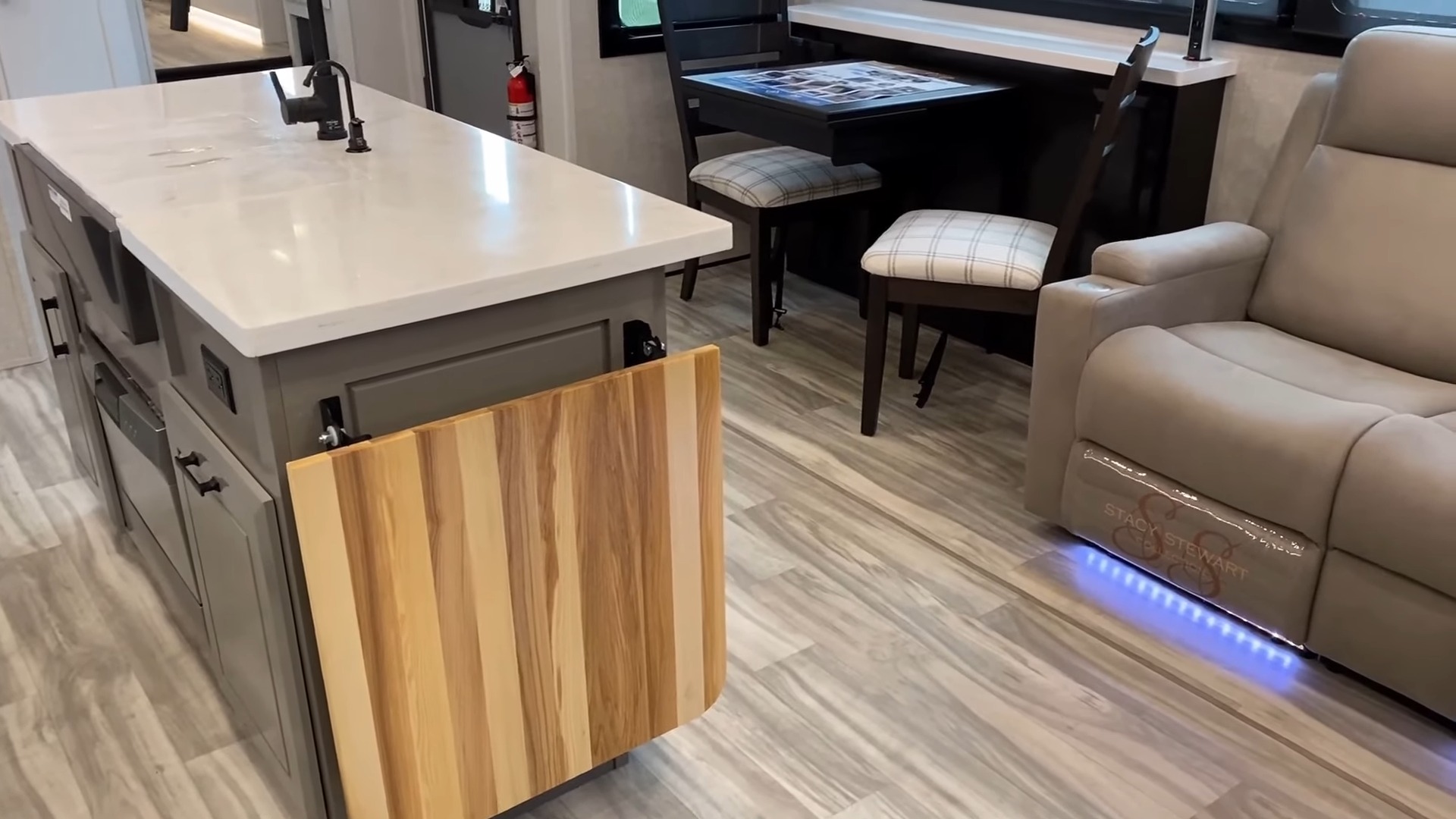 Now THIS is a Luxury Full Timer RV!! 2024 Pinnacle 36FBTS Fifth Wheel ...