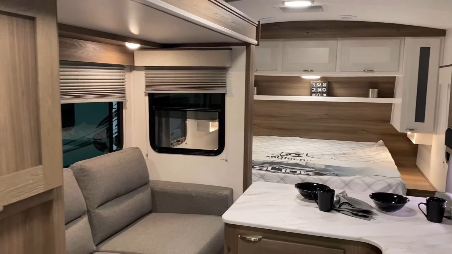 Under 26ft with King Bed, Slide, & ½ Ton Towable! 2024 MPG 2100RB Travel Trailer by Cruiser RV