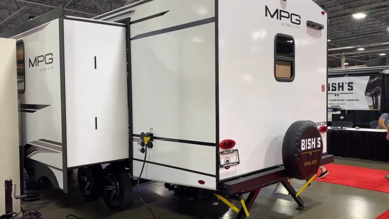 Under 26ft with King Bed, Slide, & ½ Ton Towable! 2024 MPG 2100RB Travel Trailer by Cruiser RV