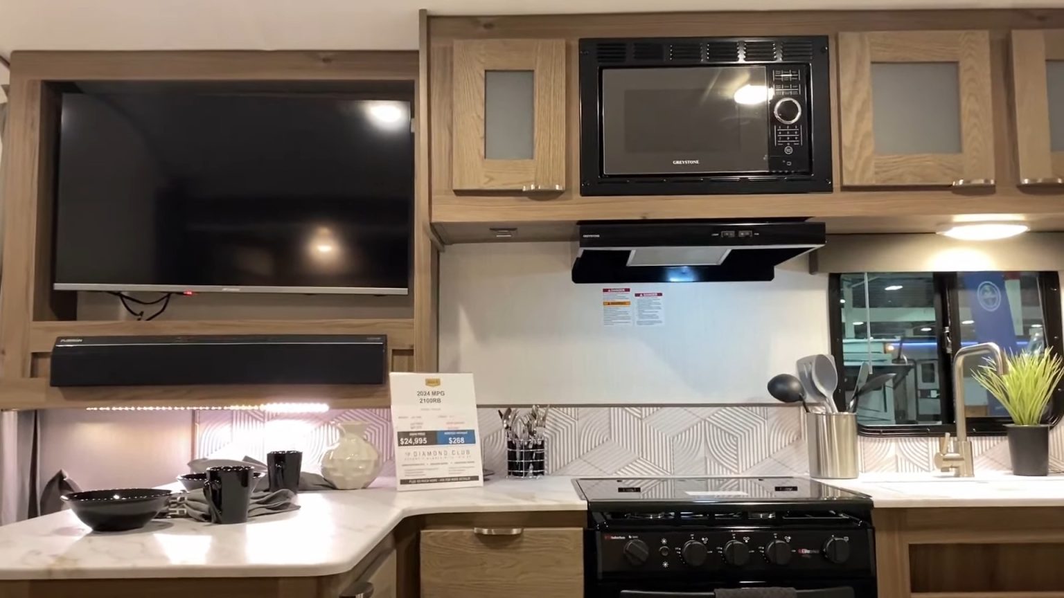 Under 26ft with King Bed, Slide, & ½ Ton Towable! 2024 MPG 2100RB Travel Trailer by Cruiser RV