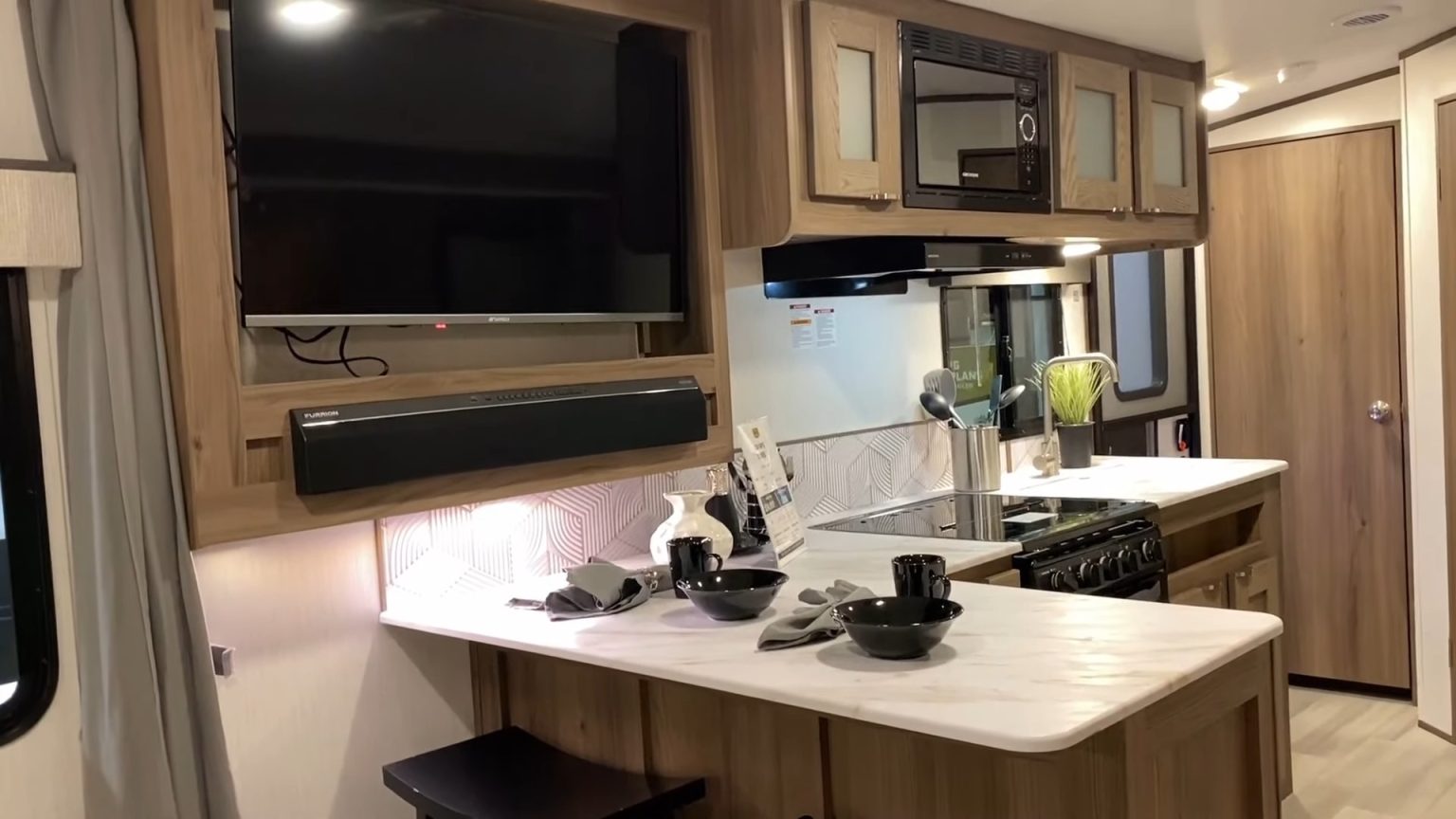 Under 26ft with King Bed, Slide, & ½ Ton Towable! 2024 MPG 2100RB Travel Trailer by Cruiser RV