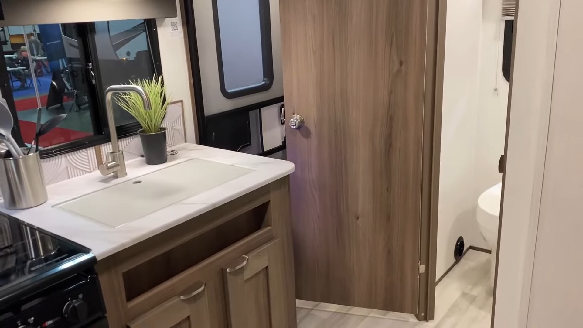 Under 26ft with King Bed, Slide, & ½ Ton Towable! 2024 MPG 2100RB Travel Trailer by Cruiser RV