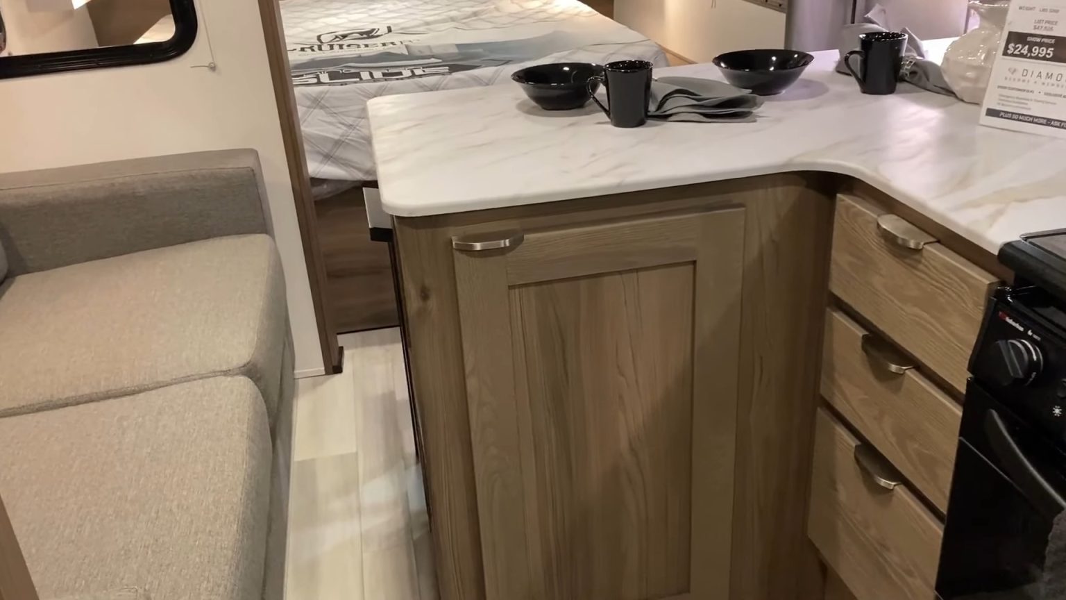 Under 26ft with King Bed, Slide, & ½ Ton Towable! 2024 MPG 2100RB Travel Trailer by Cruiser RV