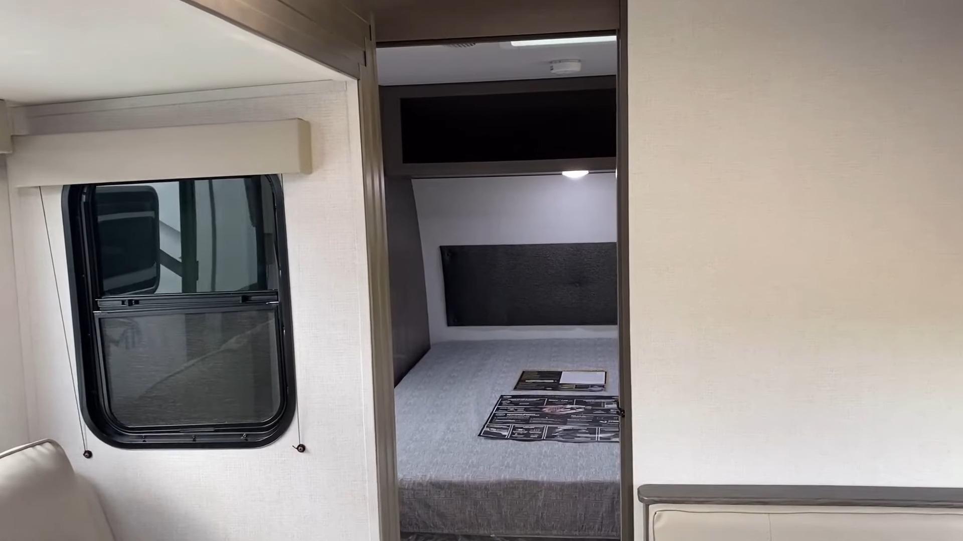 Under 30ft & One of the Best Couple's RVs in this Class! 2024 Transcend ...