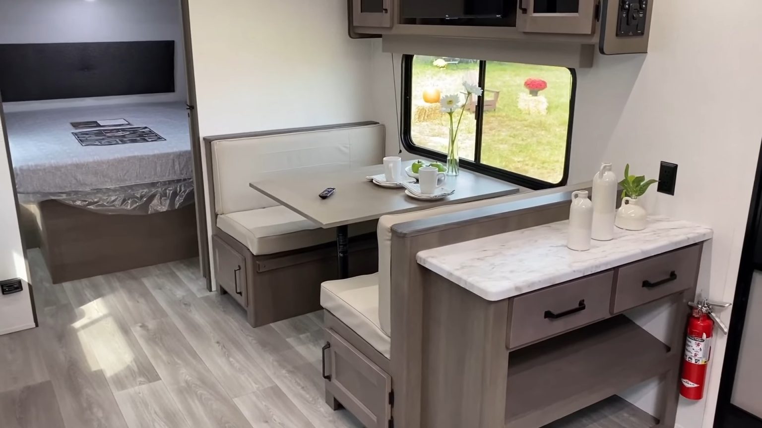 Under 30ft & One of the Best Couple's RVs in this Class! 2024 Transcend ...