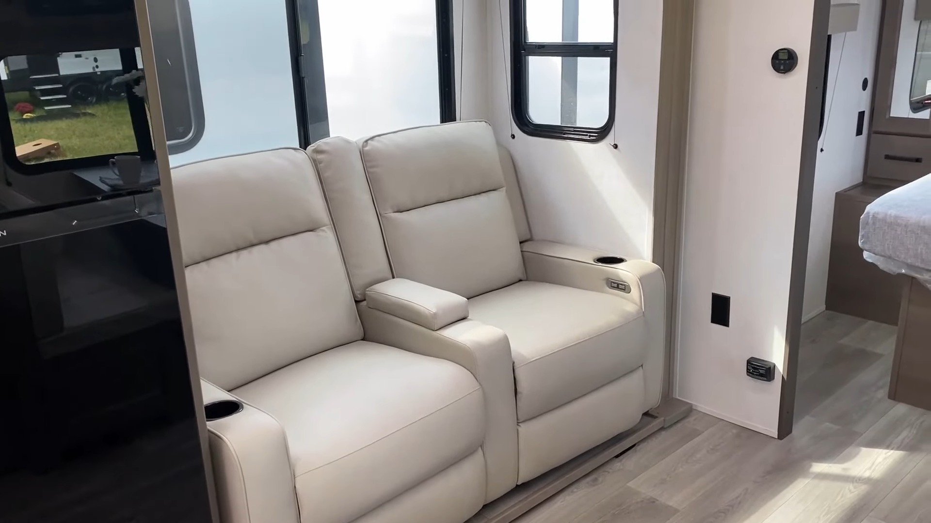 Under 30ft & One of the Best Couple's RVs in this Class! 2024 Transcend ...