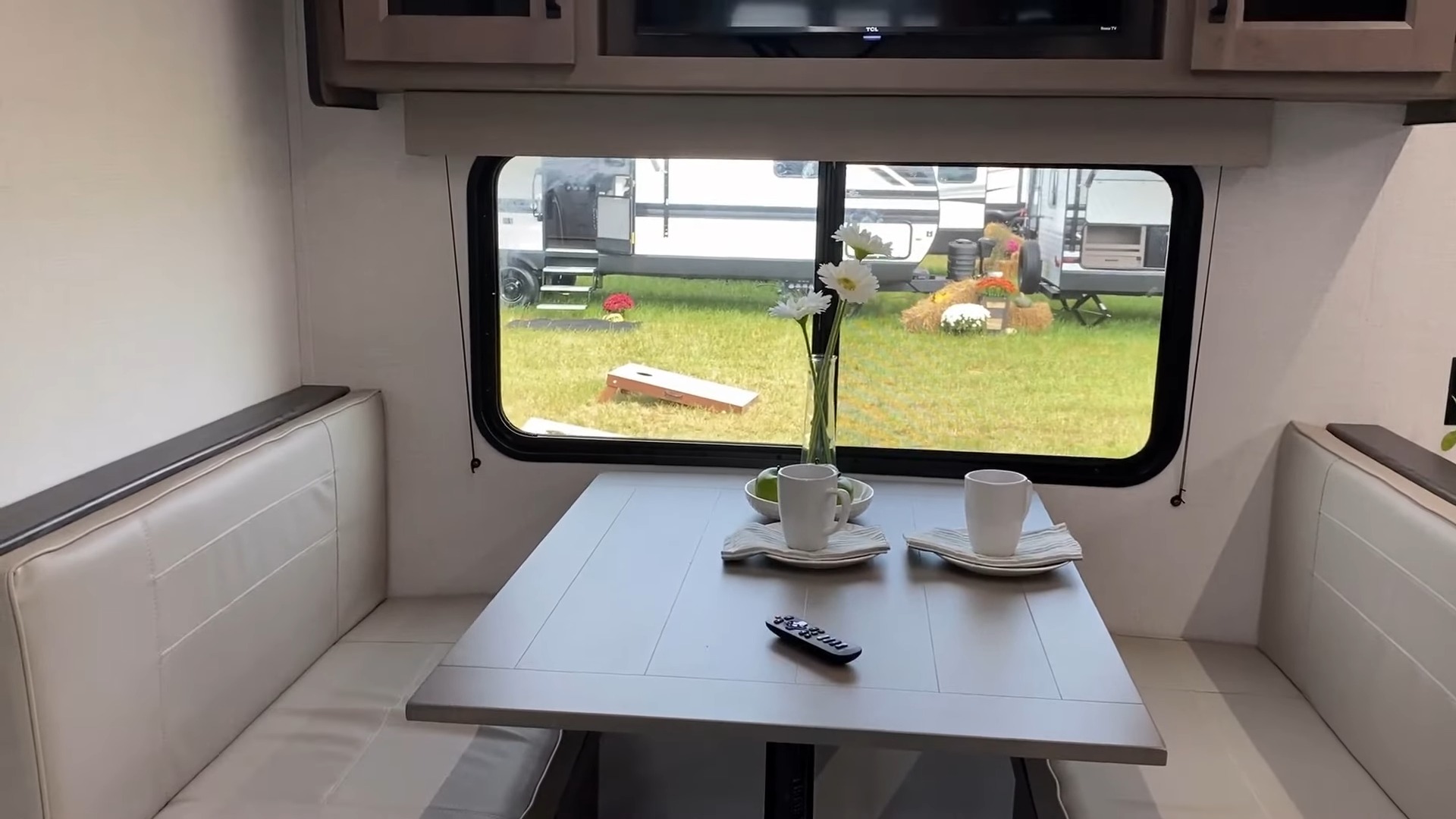 Under 30ft & One of the Best Couple's RVs in this Class! 2024 Transcend ...