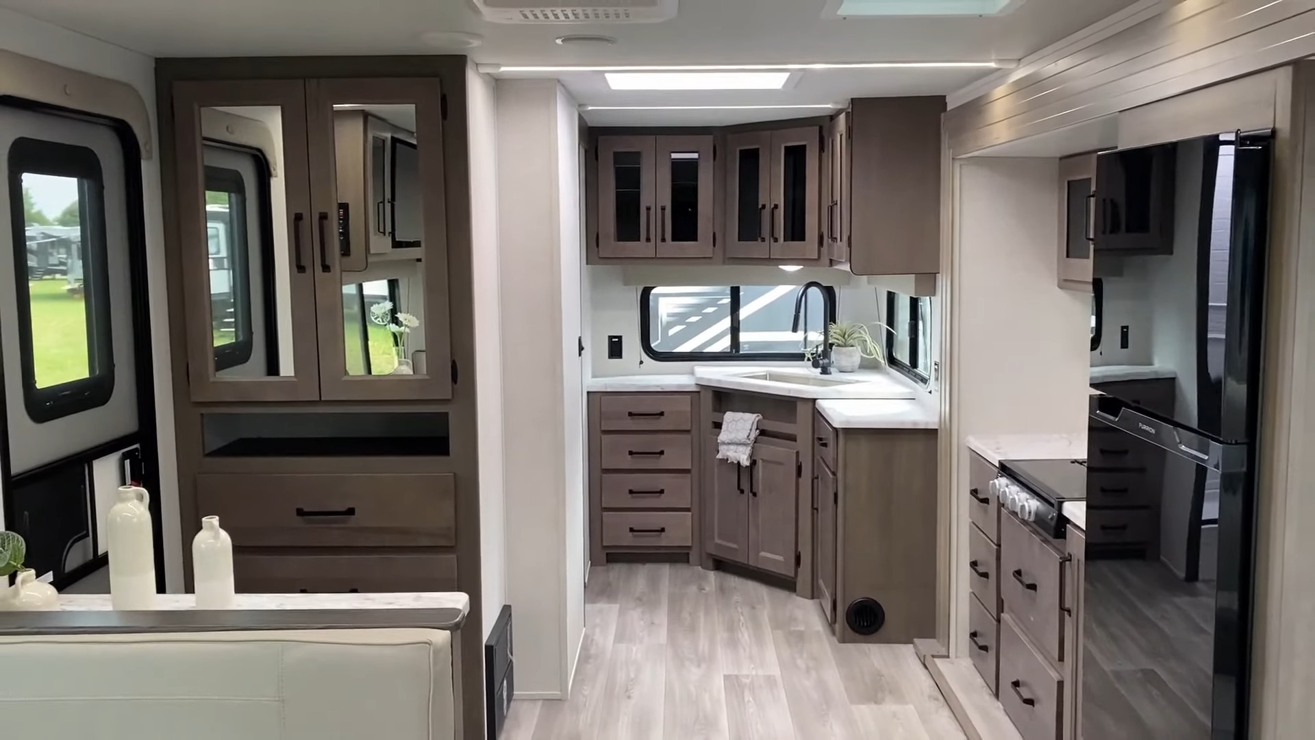 Under 30ft & One of the Best Couple's RVs in this Class! 2024 Transcend ...
