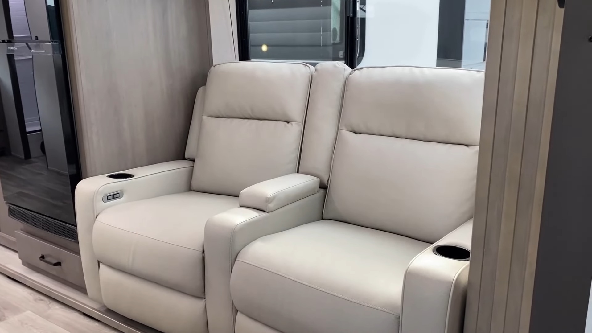 Under 30ft & One of the Best Couple's RVs in this Class! 2024 Transcend ...