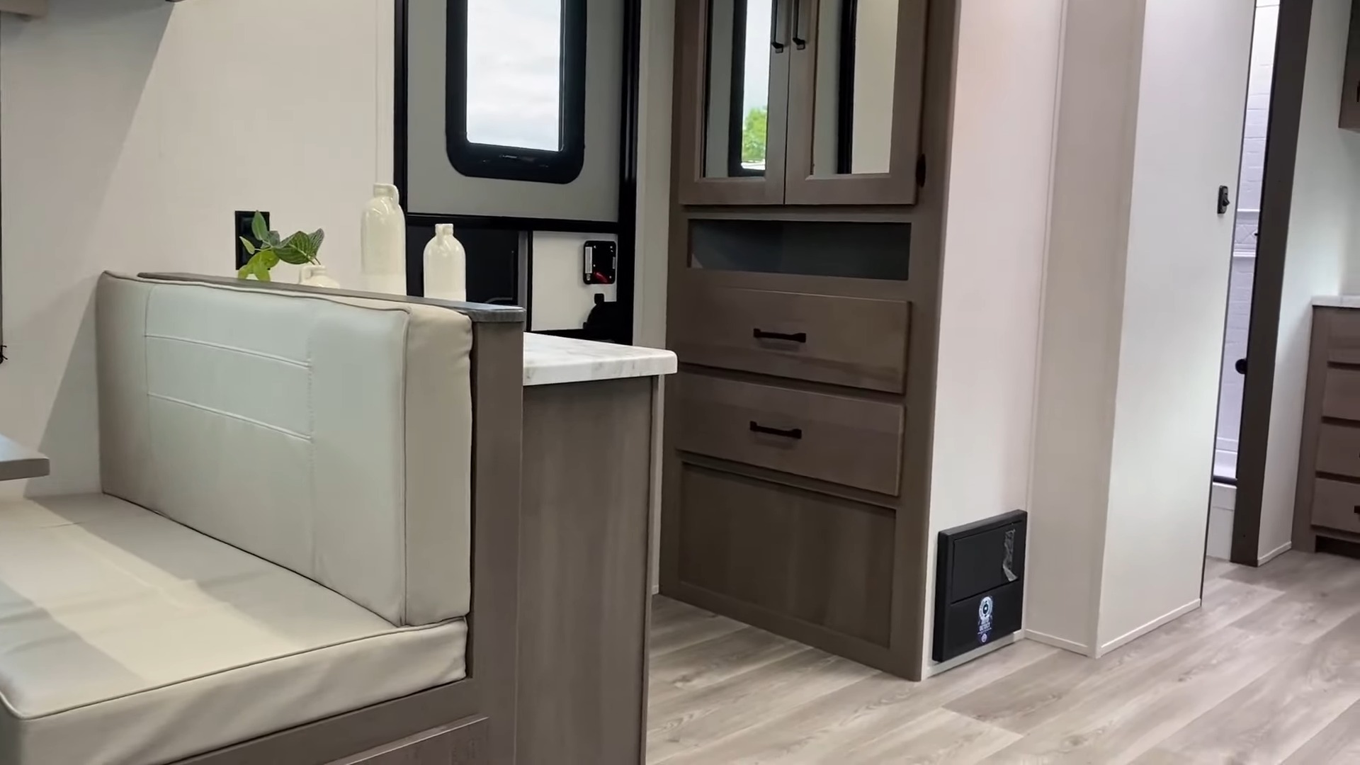 Under 30ft & One of the Best Couple's RVs in this Class! 2024 Transcend ...