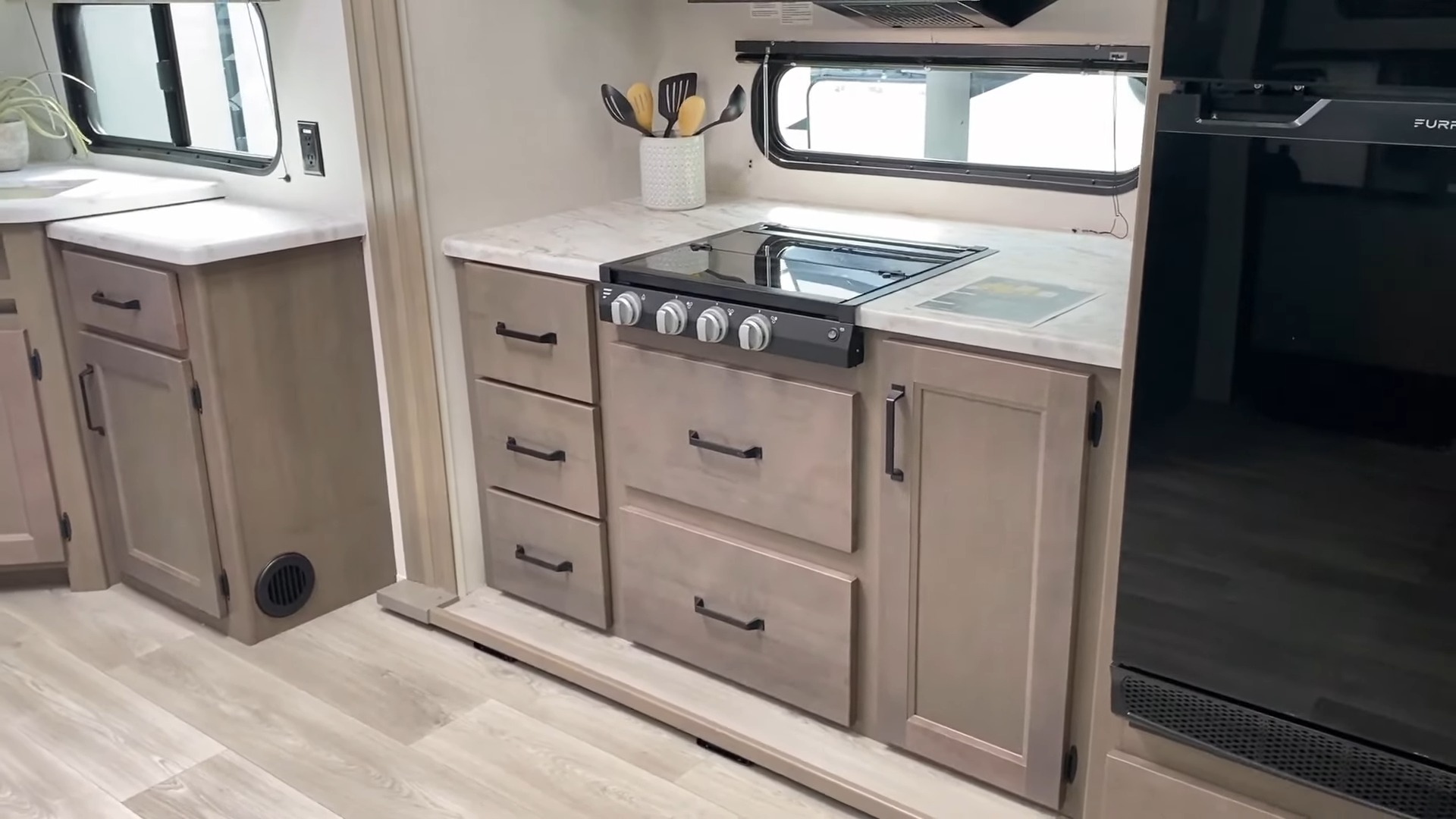 Under 30ft & One of the Best Couple's RVs in this Class! 2024 Transcend ...