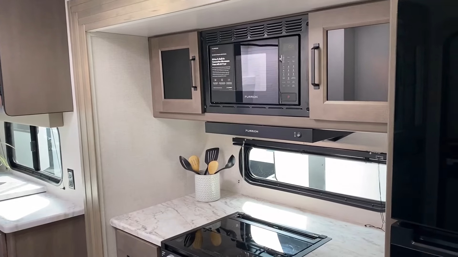 Under 30ft & One of the Best Couple's RVs in this Class! 2024 Transcend ...