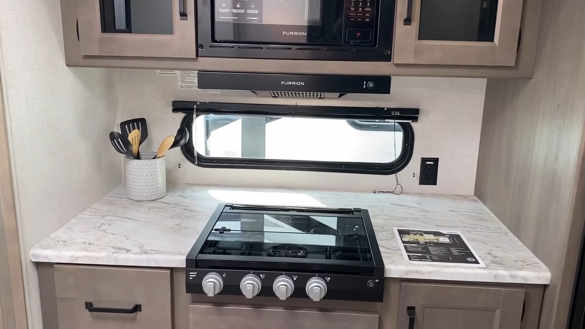 Under 30ft & One of the Best Couple's RVs in this Class! 2024 Transcend ...
