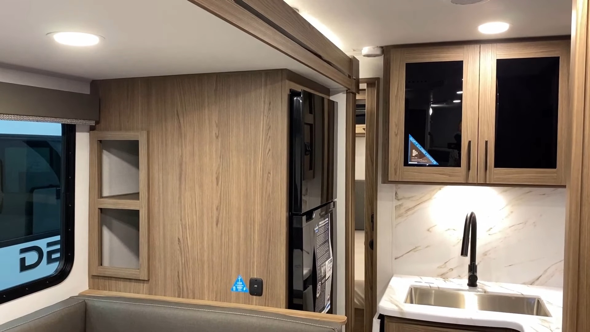 Under 30ft with Dual Air AND True Queen Bed!! 2024 Delta 251BH Travel ...