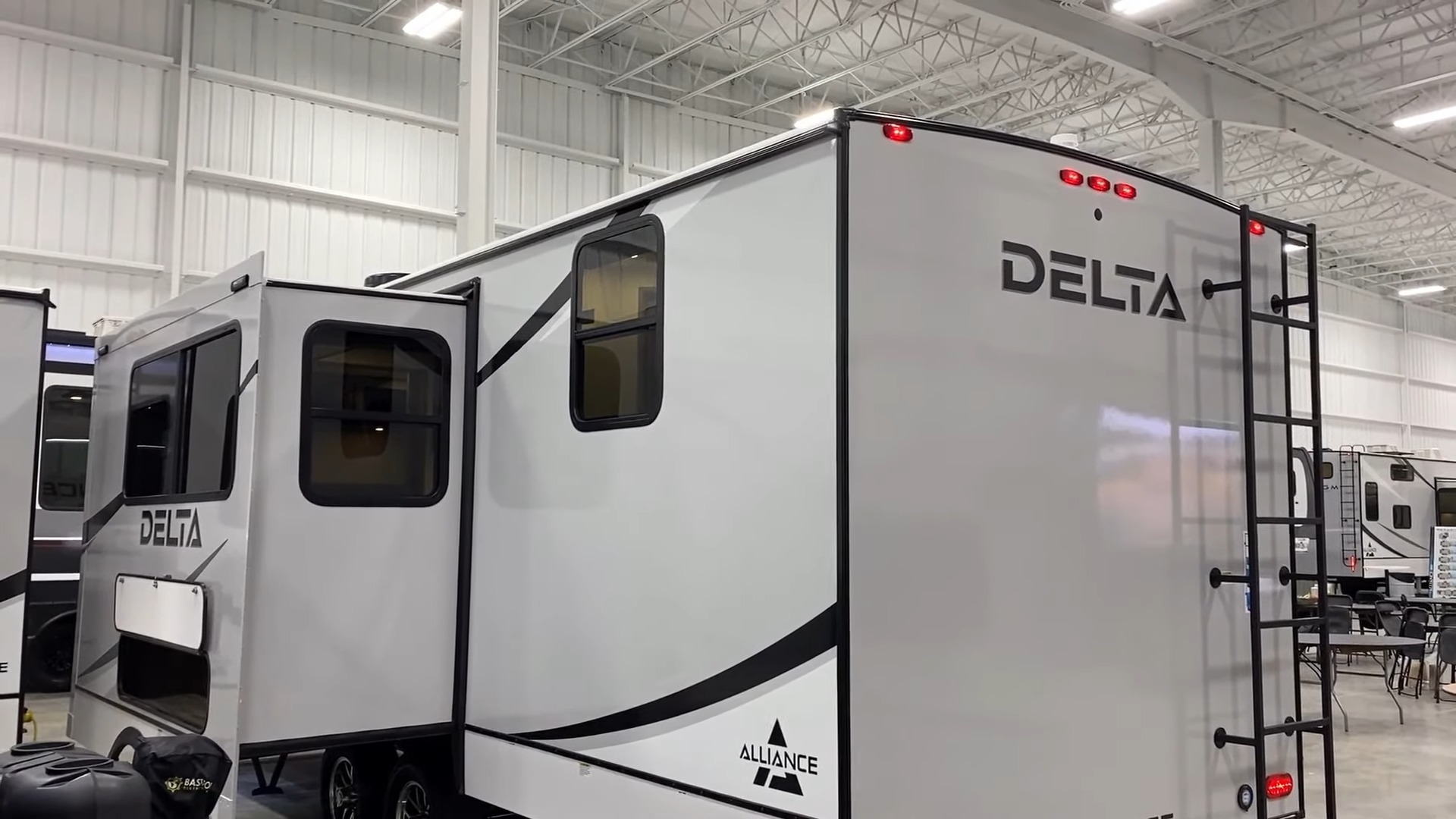 Under 30ft with Dual Air AND True Queen Bed!! 2024 Delta 251BH Travel ...
