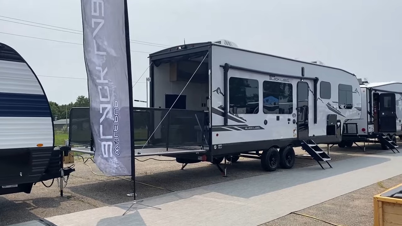 A Fifth Wheel with NO SLIDES!! 2024 Cherokee 256RRBL by Forest River RV