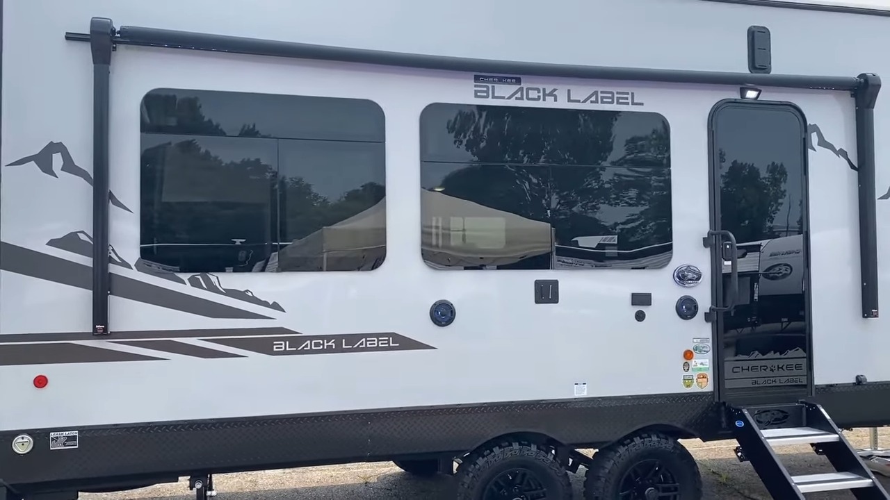 A Fifth Wheel with NO SLIDES!! 2024 Cherokee 256RRBL by Forest River RV
