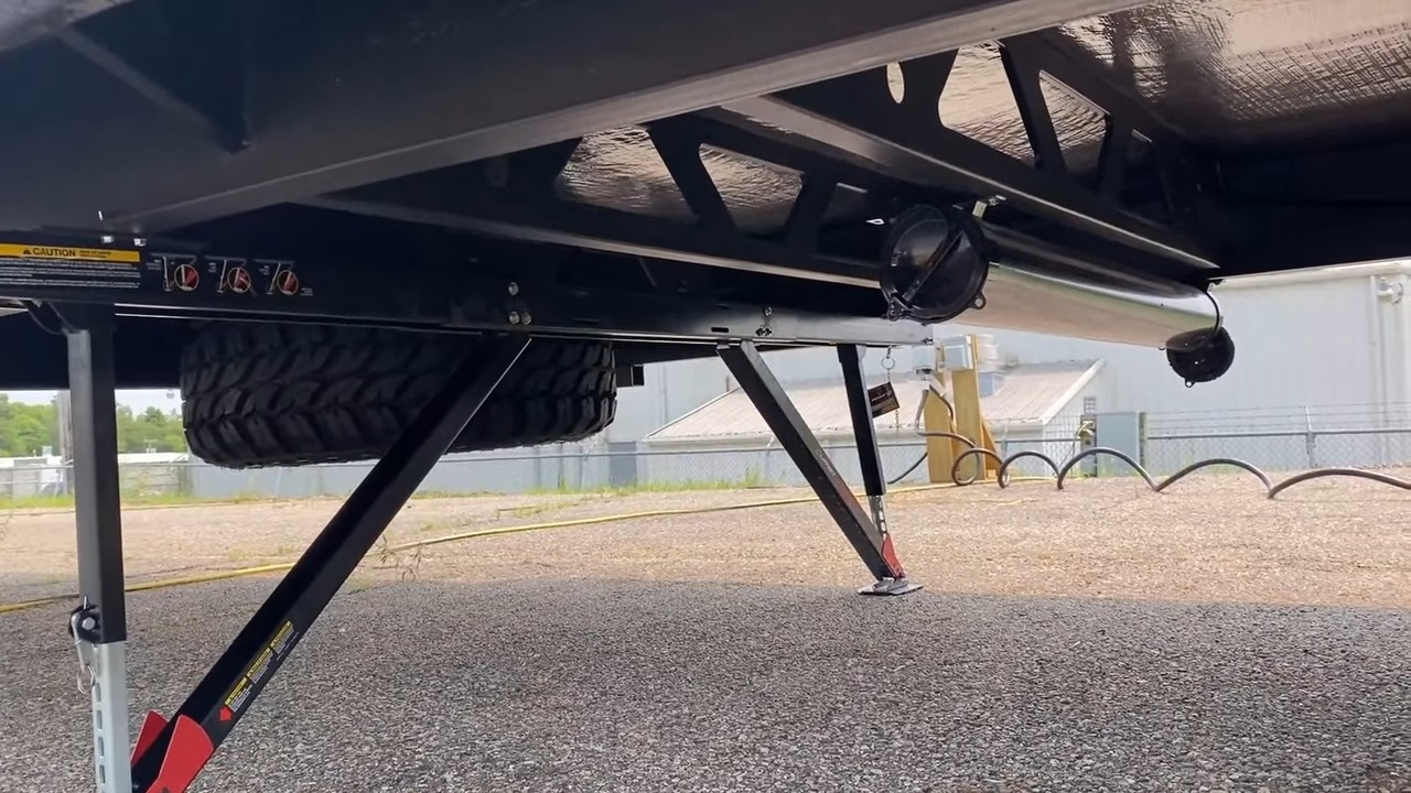 A Fifth Wheel with NO SLIDES!! 2024 Cherokee 256RRBL by Forest River RV