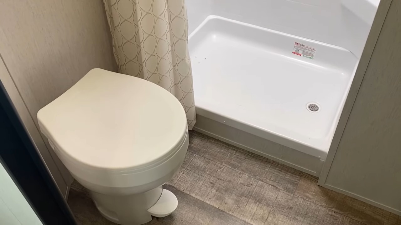 A Fifth Wheel with NO SLIDES!! 2024 Cherokee 256RRBL by Forest River RV