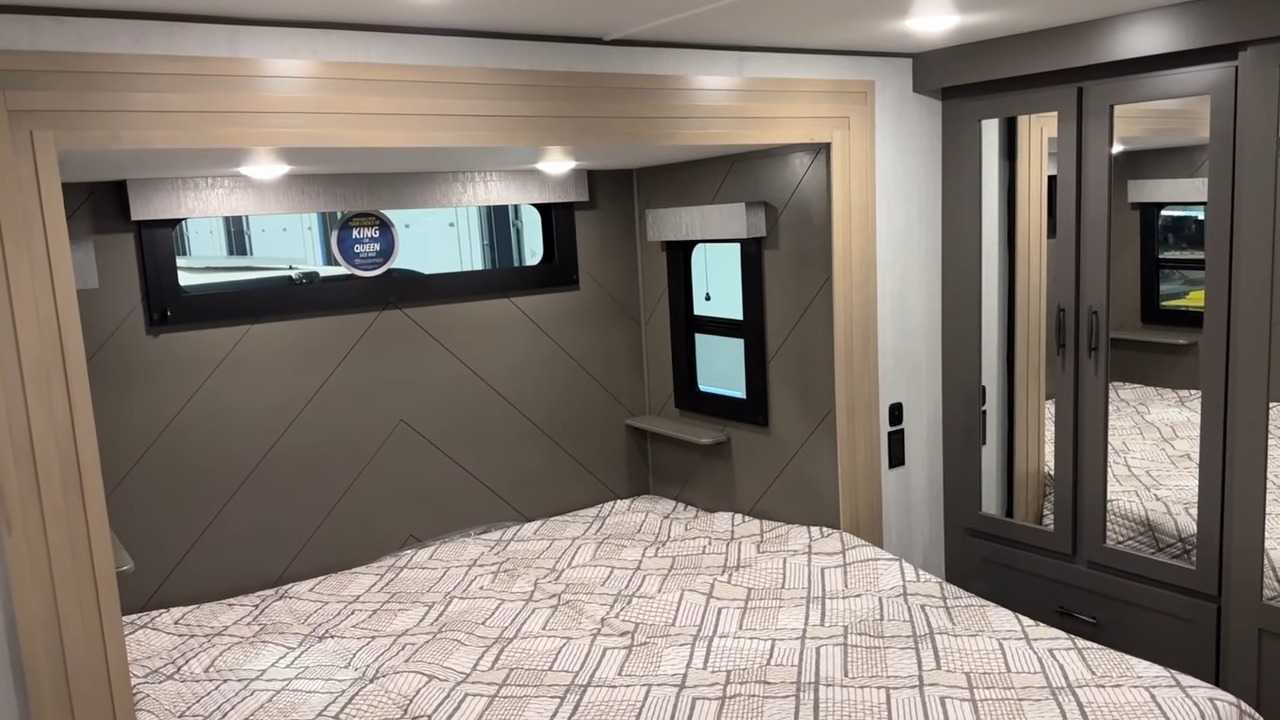 A Toy Hauler that ACTUALLY has a Great Living Room! NEW 2024 Momentum 414M