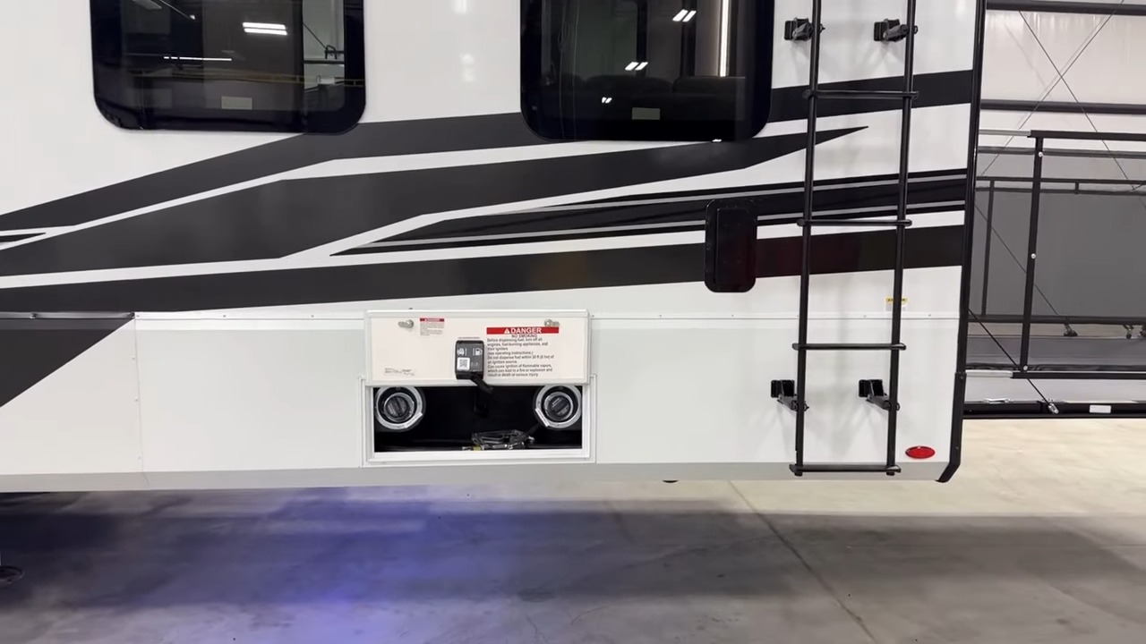 A Toy Hauler that ACTUALLY has a Great Living Room! NEW 2024 Momentum 414M