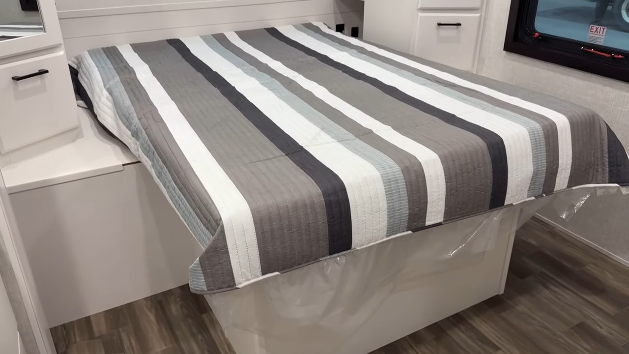 This Jayco Eagle Travel Trailer Has Fifth Wheel Features